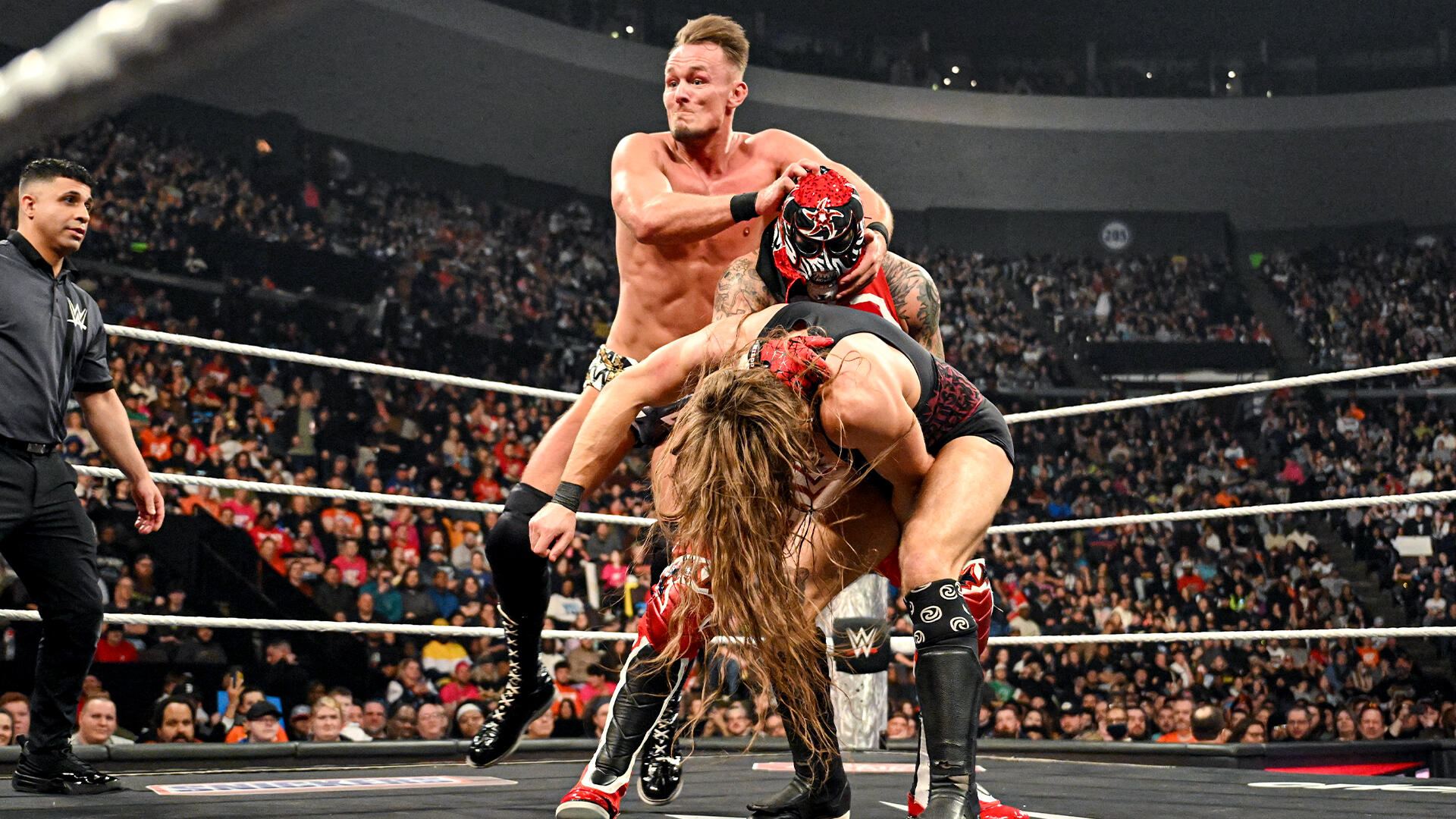 Ludwig Kaiser le roba la victoria a Penta en un Triple Threat Match